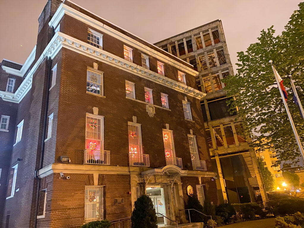 PH EMBASSY IN DC LIGHTS UP IN HONOR OF FILIPINO MEDICAL FRONT LINERS ...