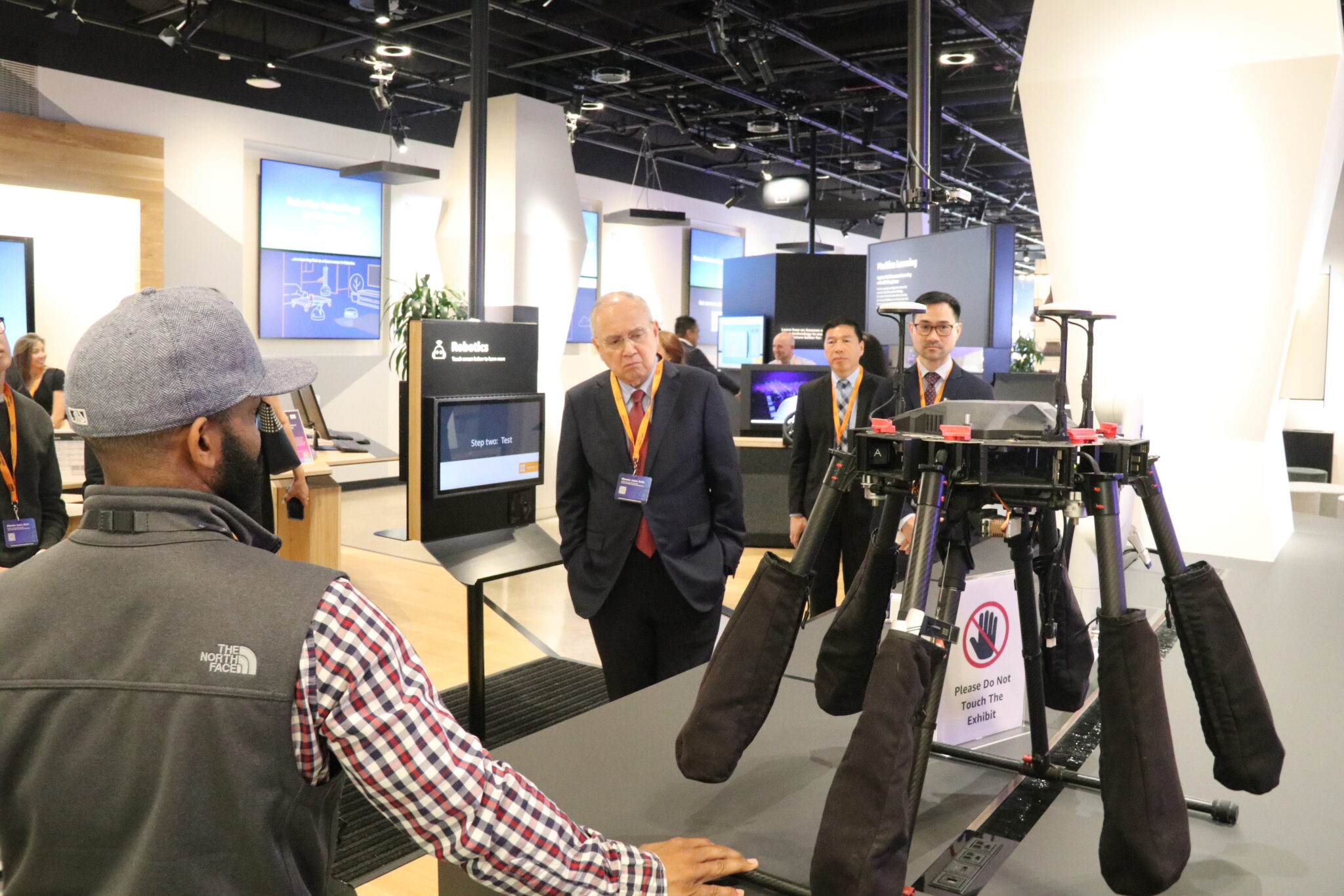 PHILIPPINE AMBASSADOR VISITS AWS SKILLS CENTER, MEETS FILIPINOS@AMAZON ...